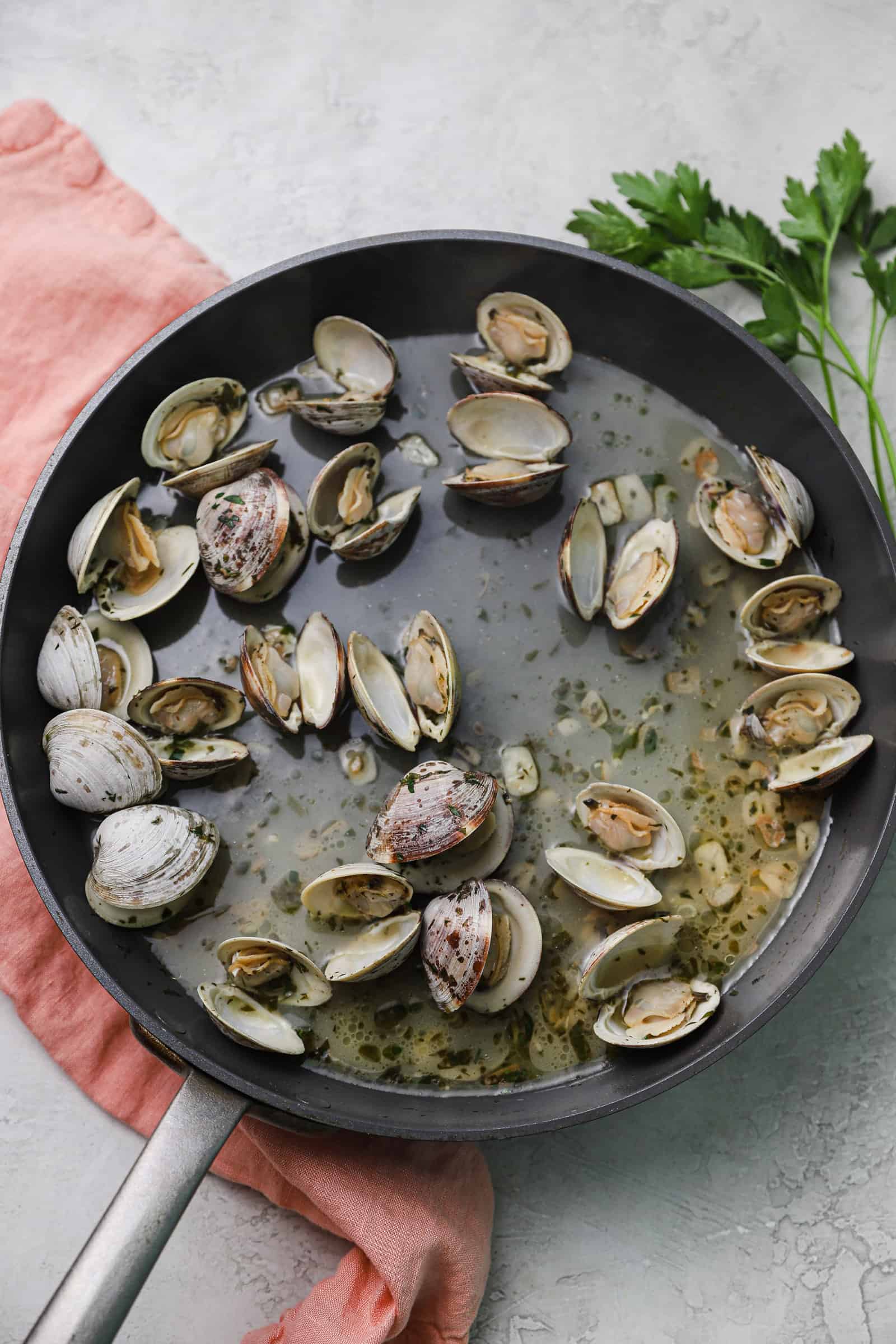 Spaghetti alle Vongole (Pasta with Clam Sauce) (VIDEO) - Well Seasoned ...
