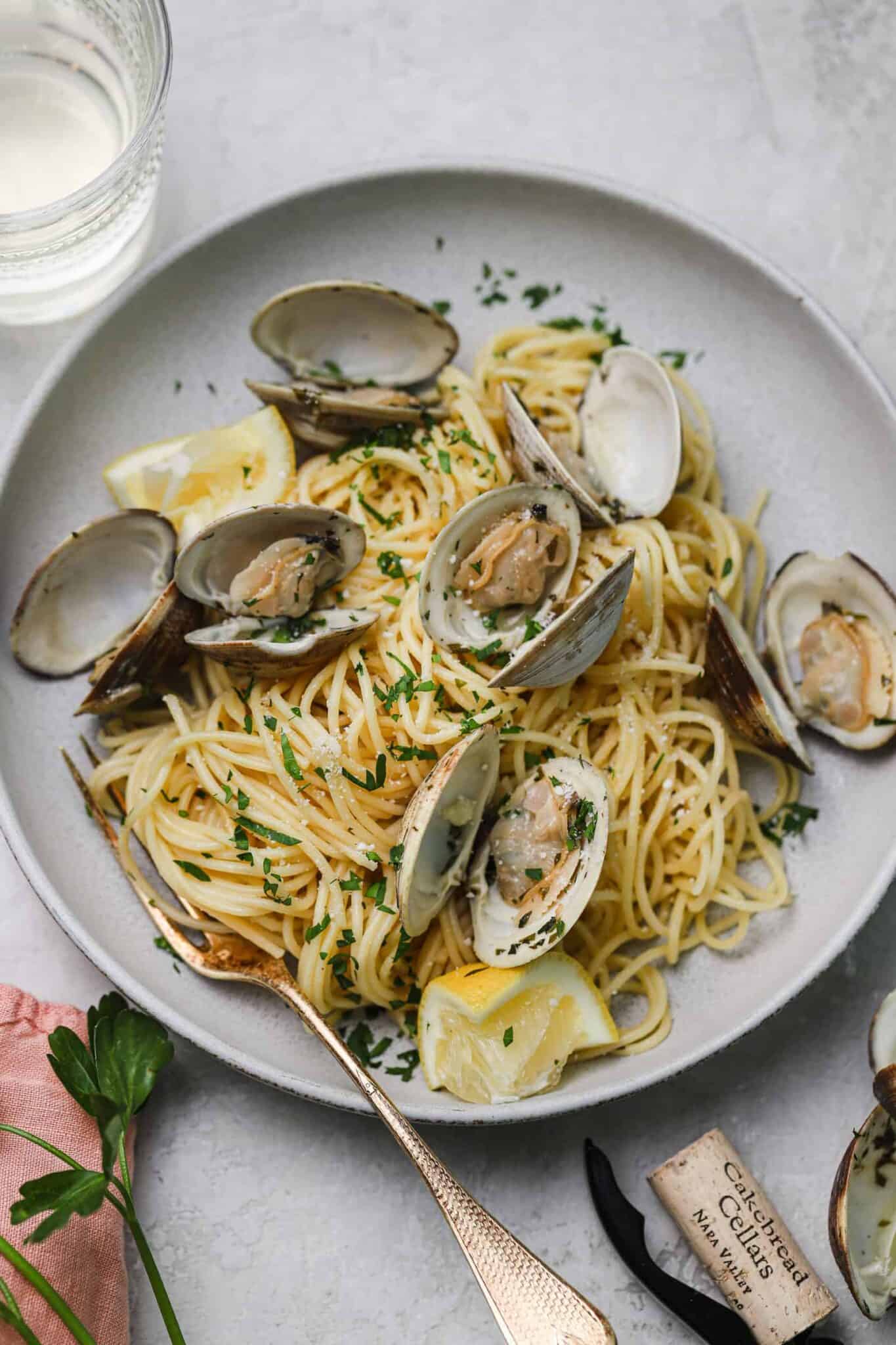 Spaghetti alle Vongole (Pasta with Clam Sauce) (VIDEO) - Well Seasoned ...