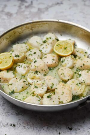 Easy Broiled Scallops With Garlic Butter Sauce - Well Seasoned Studio