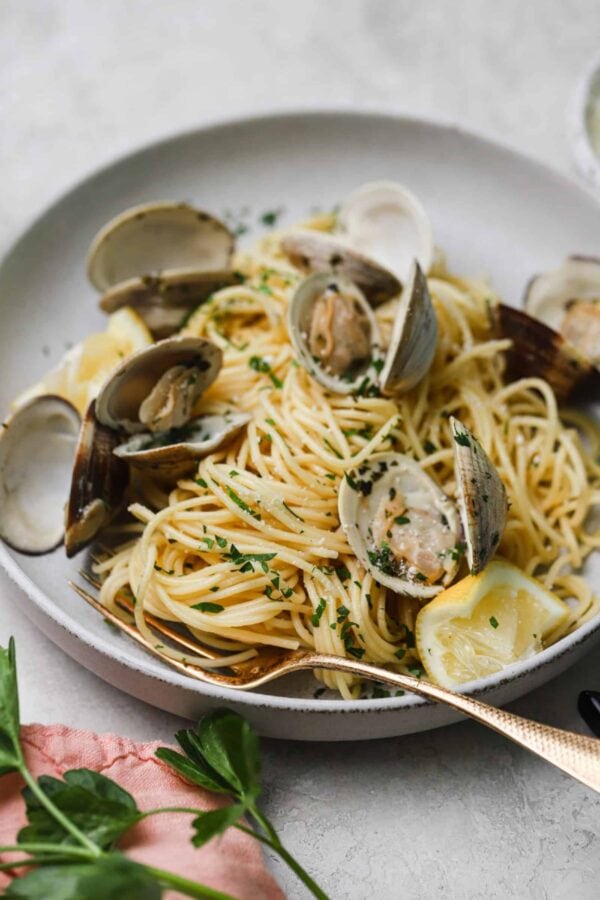 Spaghetti alle Vongole (Pasta with Clam Sauce) (VIDEO) - Well Seasoned ...